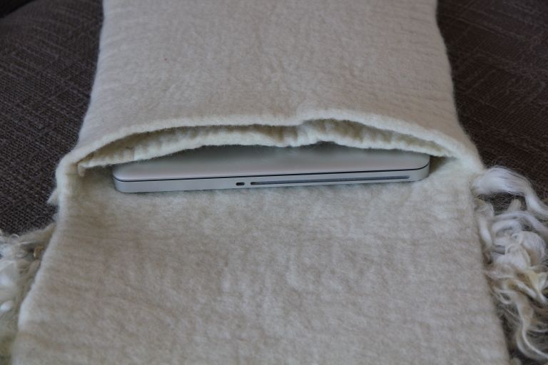 felted laptop bag – using raw fleece | Cynthia Reynolds