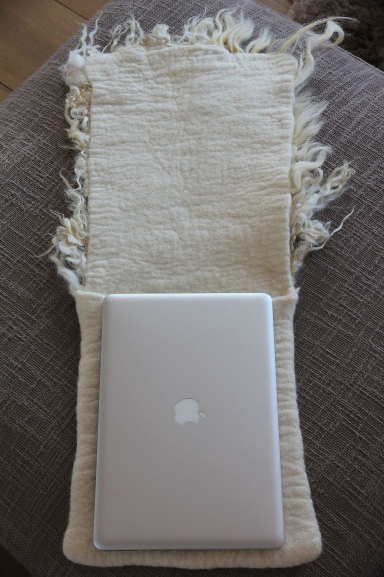 felted laptop bag – using raw fleece | Cynthia Reynolds
